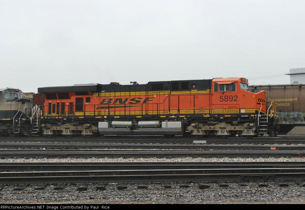 BNSF 5892